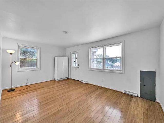 Private room near DC with shared kitchen a