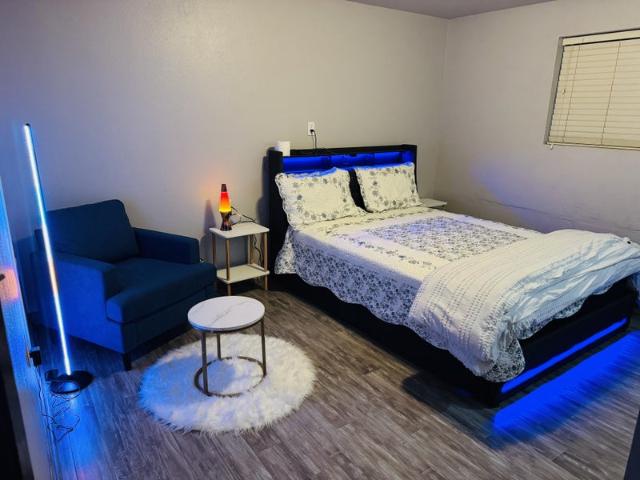 Private Room Near Ferry, Hospital & Olympic Clg