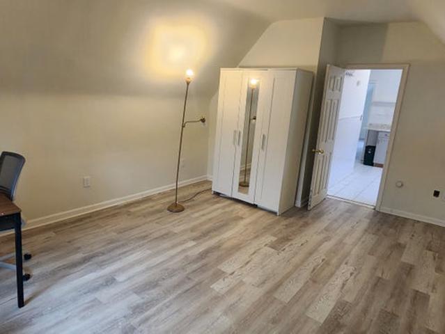 Private room shared apartment close to Path NYC