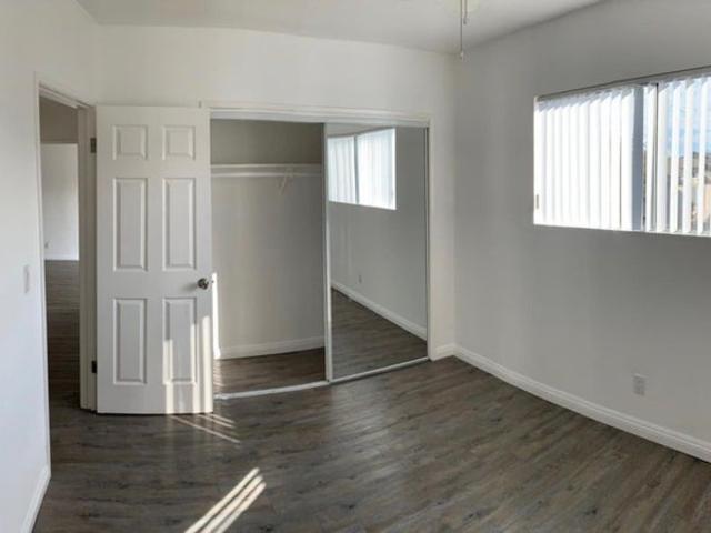 Private Room + Private Bath in North Redondo Aug 1