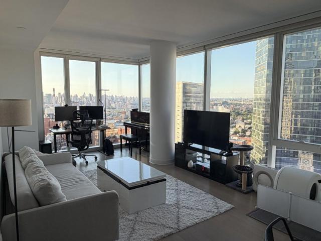 Private room + private bath in LIC apartment