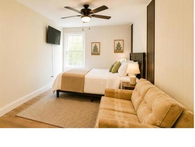 Private Room Queen bed, TV, Wi Fi, Laundry,Parking