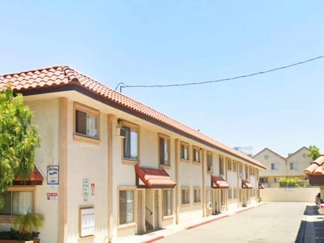 Private Room • Quiet Apt Near CSULB • Parking