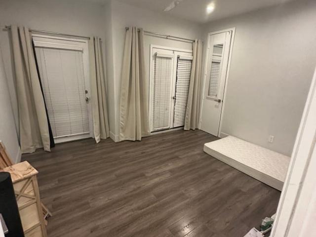 Private Room w/ Balcony in Mid City