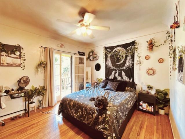 Private Room w/ Balcony is Mid Wilshire Townhouse