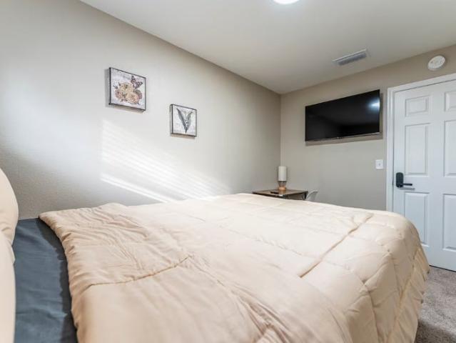 Private Room w/ Ensuite Bath in Spacious 2BR