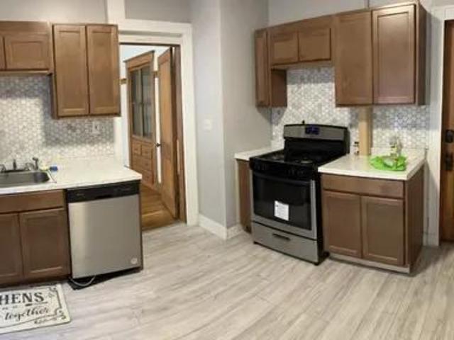 Private Room w/ Lock – Near Red Line!