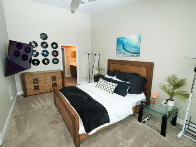 Private Room w Private Bath | TV | QueenKing | PHX