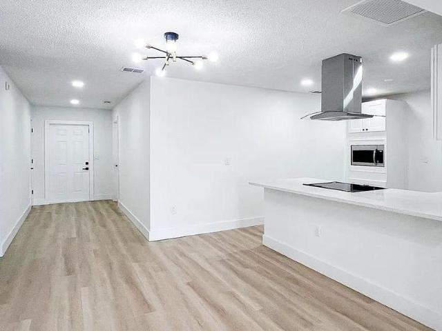Private Room, West Bradenton — Steps to Route 4 Bu