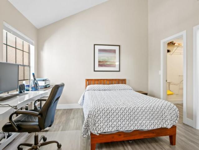 Private Room with Walk_in Closet & Ensuite Privat