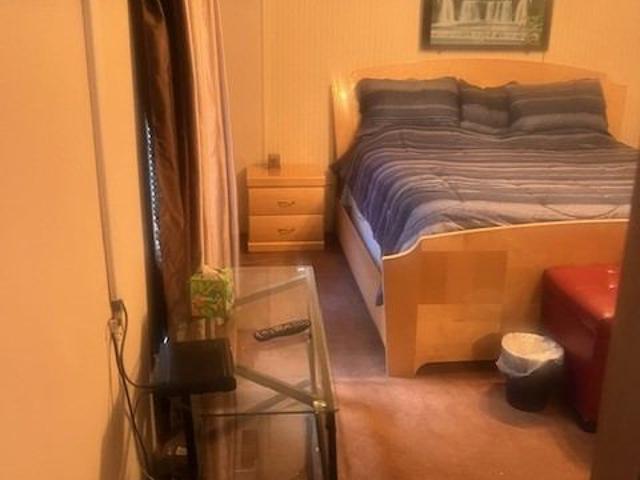 Private room with bathroom in quiet and safe neig