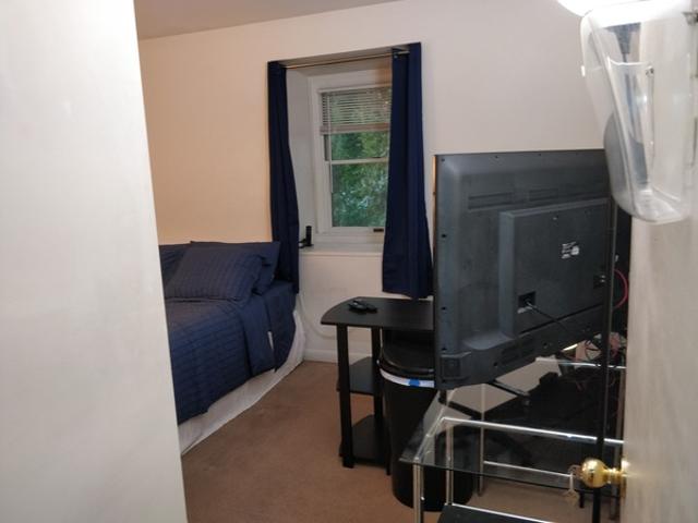 Private room with shared bath, 12 minute walk to Wheaton Metro red line