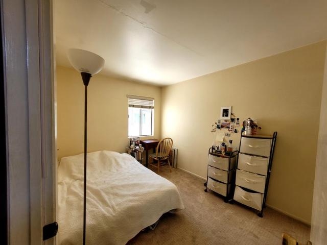 Private room with shared bath in Valley Village To