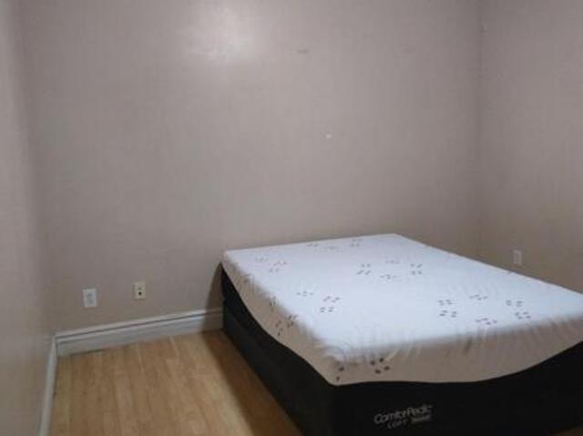 Private room with shared bathroom 5 minutes from Glendale Entertainment District!