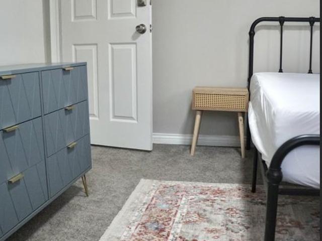 Private Room Travelers, Students & More Female