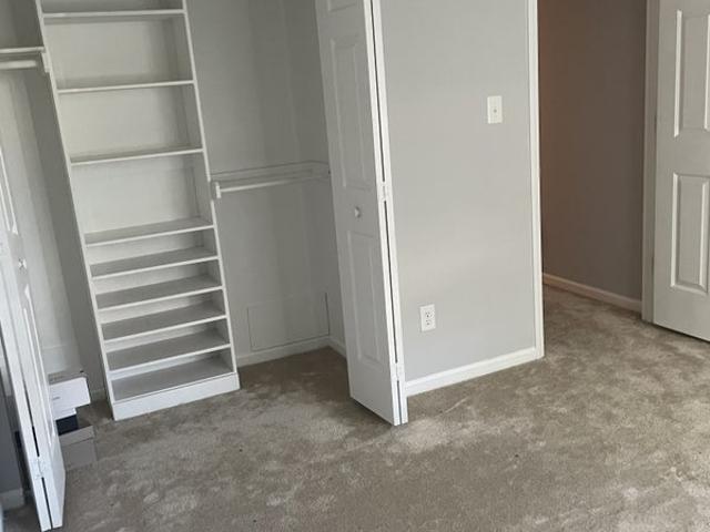 Private room/bathroom 5 mins from Southpoint mall!