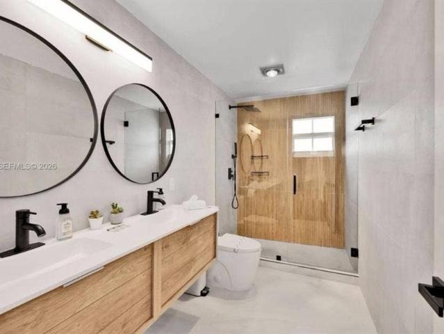 Private Rooms for Rent with Pool
