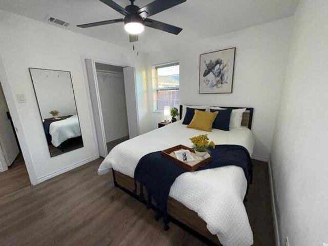 Private Rooms in a Modern Home in Richardson, Close to UTD, HWYs & Transit in a Quiet & Safe Neighborhood. Quick Commute to Downtown, Addison, & Plano. Fully Furnished Private Rooms with Smart Locks. Weekly Professional Cleaning