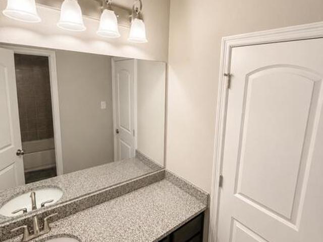 Private Rooms in Serene Lakeview Home| Missouri City