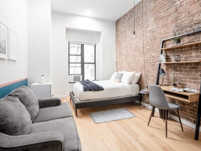 Private rooms in Townhouse close to Central Park!