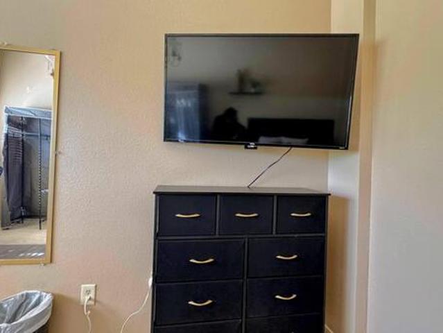 Private Rooms w/ Workspace, Café Area & Mini Fridge/Smart TV – Quiet Home 15 Min to Strip