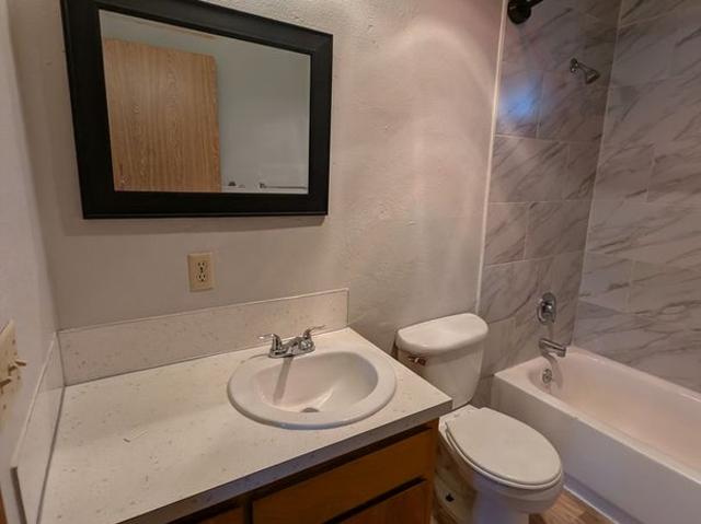 Private room/shared bathroom