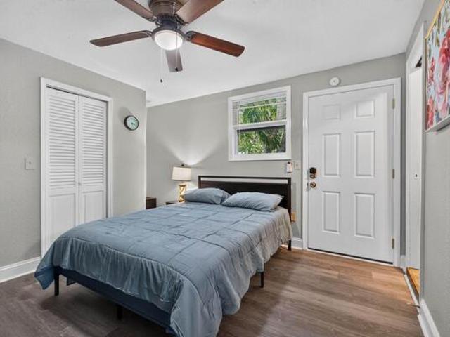 Private studio apartment with private kitchen, bathroom, smart TV & high speed wifi!