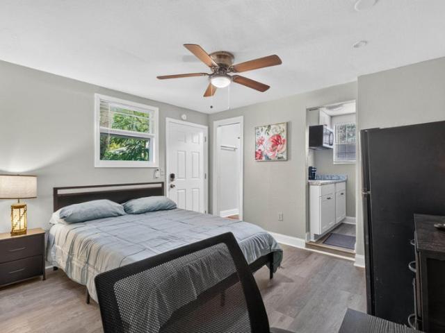 Private studio apt with private kitchen, bathroo