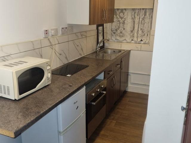 Private Studio Flat En suite Universal credit ok