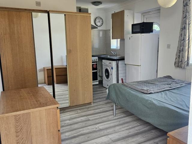 Private Studio in Heathrow/Harlington/Bath Road