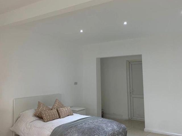 Private Spacious Beautiful Double Bedroom Annex