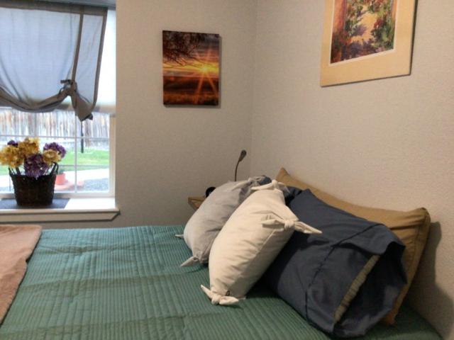 Private upscale, quiet furnished room/w bath