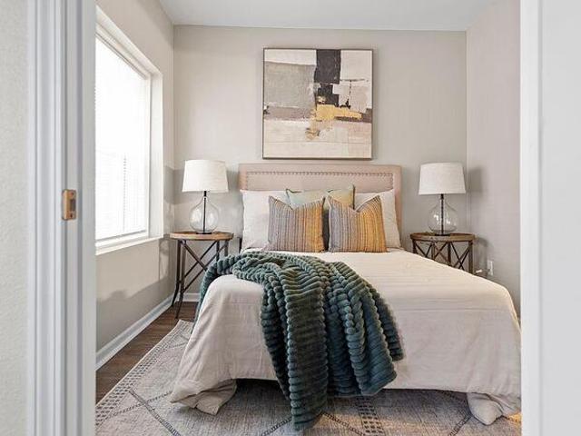 Private 1 bedroom apartments in Westport! Steps to Main St Street Car!