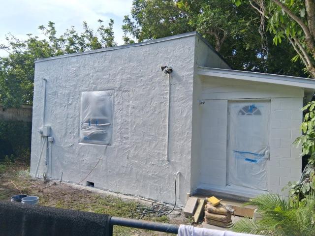 Private 1 BR 1 bath. Stand alone house. Fenced in