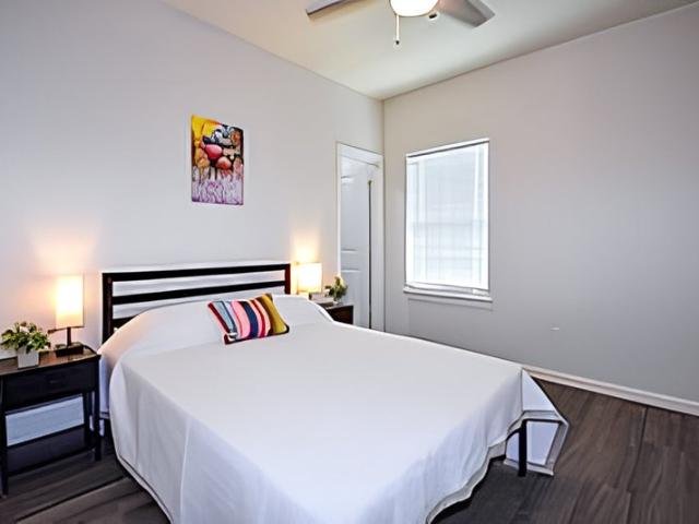 PrivateBath Rooms in Sunnyside Close to Downtown