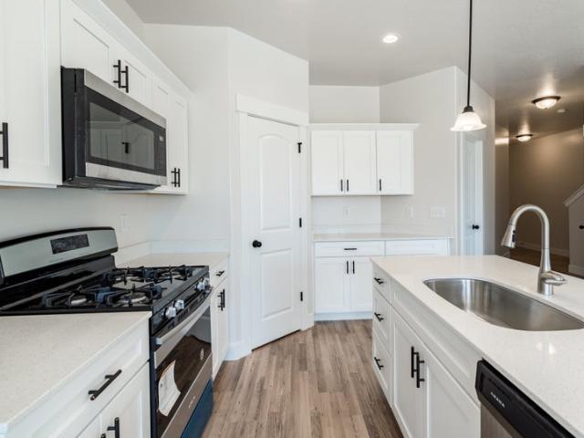 Privste Room for Rent in Modern Townhouse