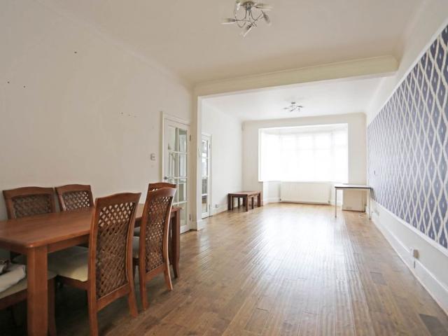 Price £2,800 pcm Let