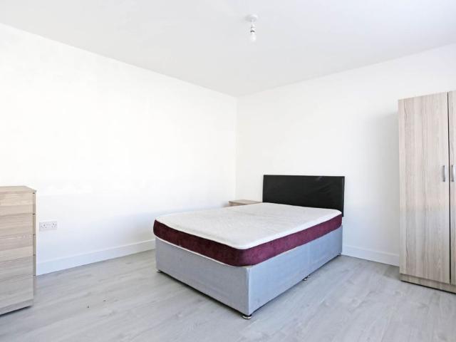 Price £2,900 pcm Let