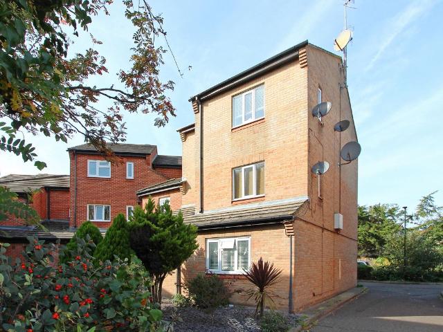Price Way, Hampton TW12, 1 bed flat to rent, £1,350 pcm | PrimeLocation