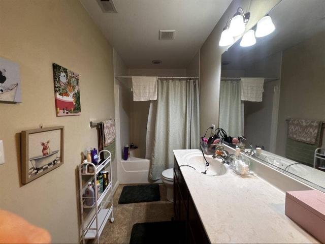 Primary Bedroom For Rent