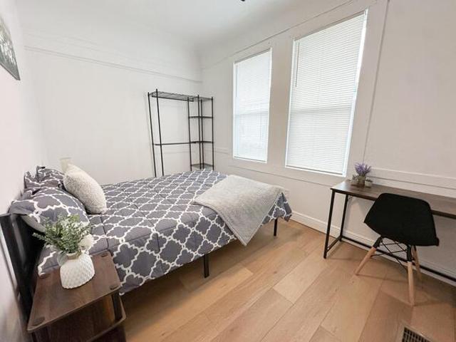PRIME West Tampa * CENTER OF TAMPA, BUS STOP 30 FEET AWAY / Dining area. Homey & comfortable