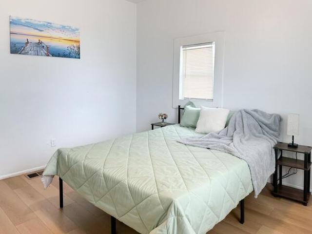 PRIME West Tampa * CENTER OF TAMPA, BUS STOP 30 FEET AWAY / Dining area. Homey & comfortable