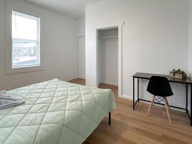 PRIME West Tampa * CENTER OF TAMPA, BUS STOP 30 FEET AWAY / Dining area. Homey & comfortable