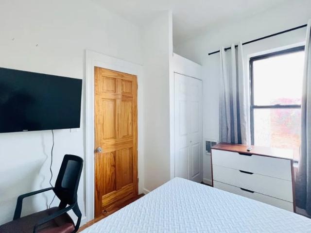Prime Bushwick Room with HDTV near Manhattan