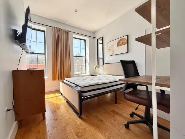 Prime Bushwick Room with HDTV near Manhattan