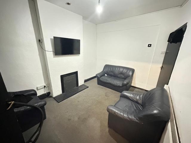 Prime Furnished Room in Professional House Share, Baker Street, Luton