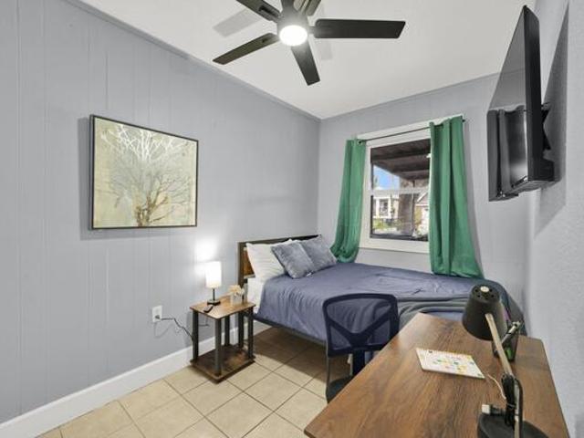 Prime Houston Co Living | Full Size Bed, Private Bath, In Unit Laundry & Parking
