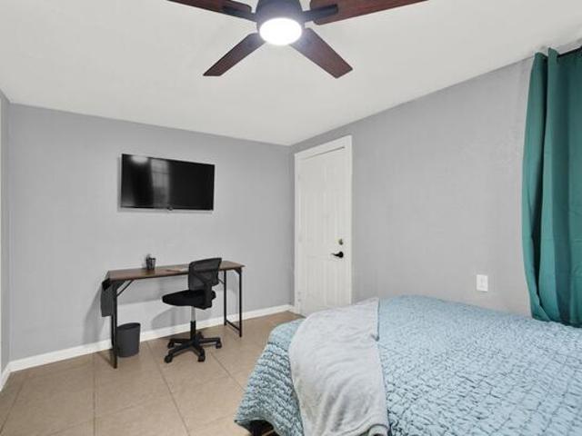 Prime Houston Co Living | Full Size Bed, Private Bath, In Unit Laundry & Parking