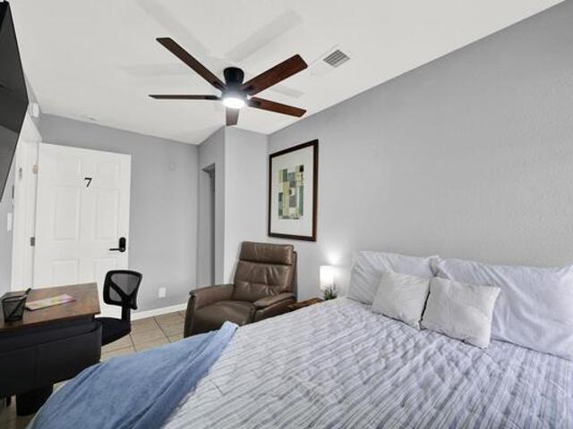 Prime Houston Co Living | Full Size Bed, Private Bath, In Unit Laundry & Parking