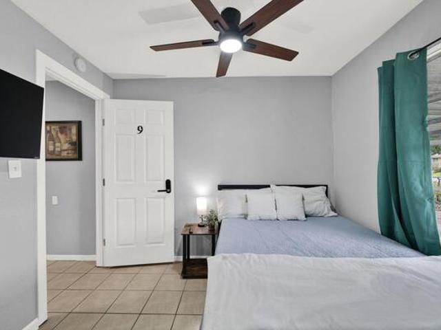 Prime Houston Co Living | Full Size Bed, Private Bath, In Unit Laundry & Parking